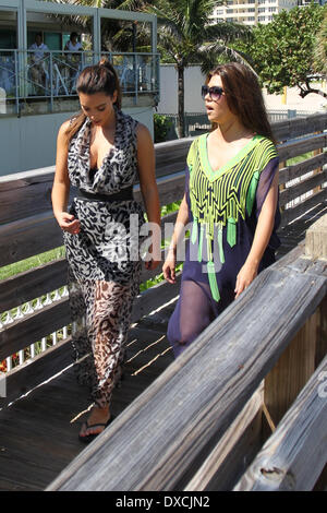 Kim Kardashian Kim Kardashian and Kourtney Kardashian spend the day at ...