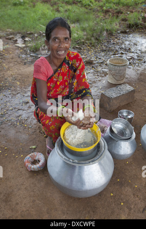 Tribal women selling traditional rice beer, Hadia. Munda tribe. Bartoli ...