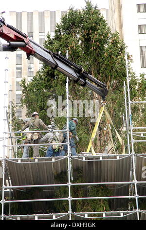 Construction workers build a scaffold around the 2012 Rockefeller ...