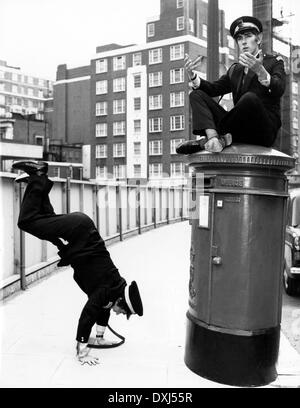 BEDAZZLED (1967) DUDLEY MOORE, PETER COOK BDZZ 005FOH Stock Photo - Alamy