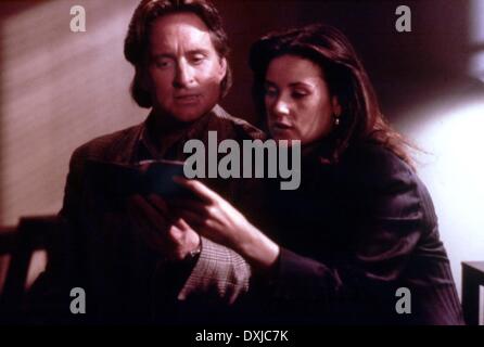Demi Moore, Michael Douglas / Disclosure 1994 directed by Barry ...