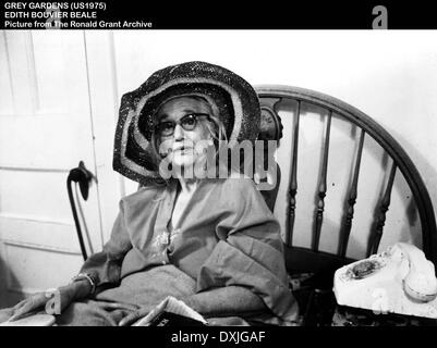 GREY GARDENS, Edith Bouvier Beale (back left), daughter Edith Bouvier ...