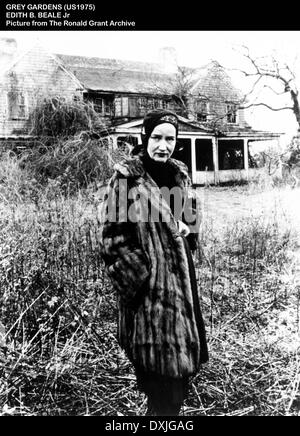 GREY GARDENS, Edith Bouvier Beale (back left), daughter Edith Bouvier ...