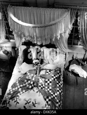 THE PURSUIT OF HAPPINESS PARAMOUNT PICTURES FRANCIS LEDERER, JOAN BENNETT Picture from the ...