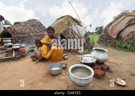 Mother and child. Musahar or Bhuija tribe. Keredari village and block ...