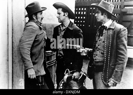 TEXAS (1941) WILLIAM HOLDEN (C), GLENN FORD (R) TEAS 003P Stock Photo ...