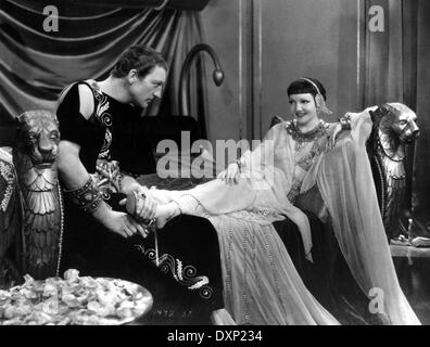 CLEOPATRA [US 1934] WARREN WILLIAM as Julius Caesar, CLAUDETTE COLBERT as Cleopatra Date: 1934 ...