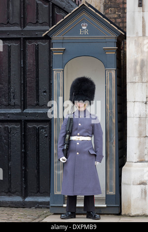 Sentry Bearskin Guard Box St James Palace London duty red tunic British ...