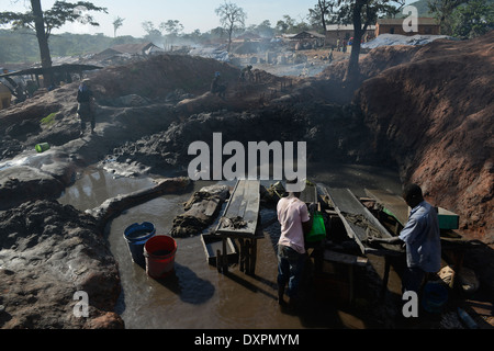 TANZANIA Geita, artisanal gold mining in Mgusu, where about 4000 people ...