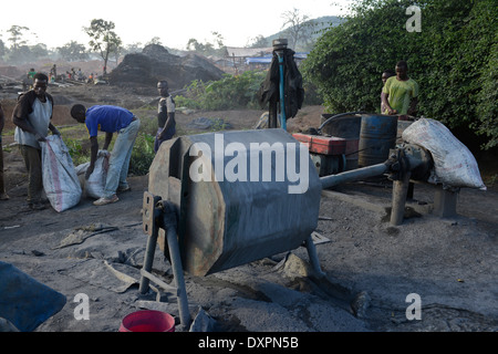 TANZANIA Geita, artisanal gold mining in Mgusu, where about 4000 people ...