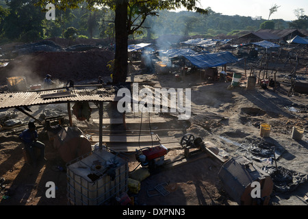 TANZANIA Geita, artisanal gold mining in Mgusu, where about 4000 people ...