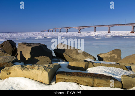 A winter view of the Confederation Bridge that links Prince Edward ...