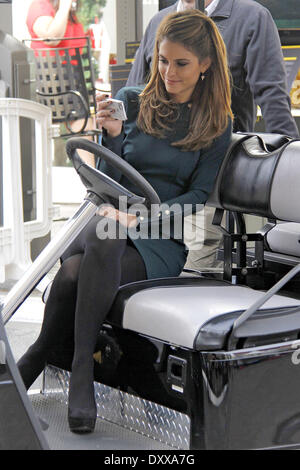 Extra' host Maria Menounos enjoys a video on her iPhone with a friend ...