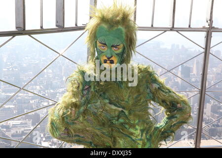 Actor Jeff McCarthy as The Grinch visits The Empire State Building ...