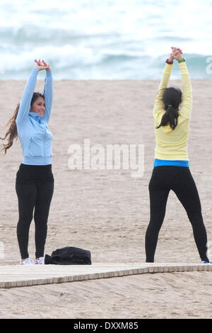 Antonella Roccuzzo works out on the beach with her personal trainer ...