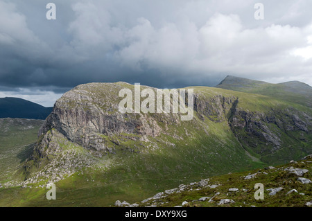 The cliff of Sron Ulladale (Sròn Uladail) from Màs a' Chnoic Chuairtich ...