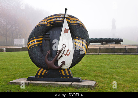 Bronze wreath of Soviet War Memorial at Treptower Park - Berlin ...