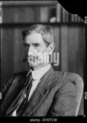 This photograph of Australian writer Henry Lawson was taken in 1915 by ...