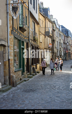 Le mans, Cite Plantaganet, Medieval street Stock Photo - Alamy