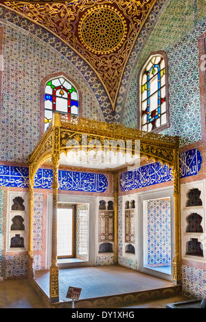 The privy chamber of Sultan Murad III in the Harem of Topkapi Palace ...