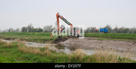 Burrowbridge, Somerset, UK. 3rd April 2014. Dredging River Parrett ...
