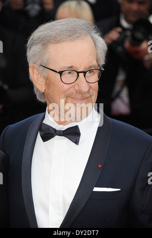 Steven Spielberg walking on the red carpet at the 2022 TCM Classic Film ...