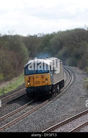 Class 56 diesel locomotive No 56094 pulling freight train at Heyford ...