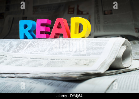 Word read on newspaper Stock Photo - Alamy