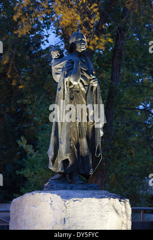 A Native American Indian statue at Mounds Park in St. Paul, Minnesota ...