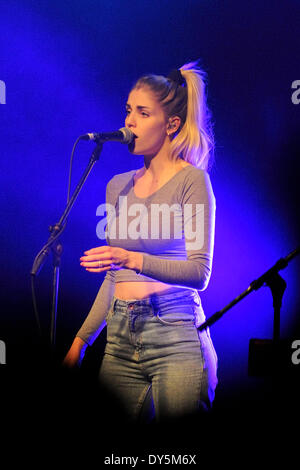 Hannah Reid, the lead singer of the British band London Grammar ...