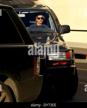 David Spade returns to his car after shopping at Barneys New York ...