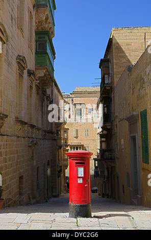 The traditional British postbox Stock Photo - Alamy