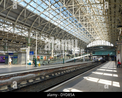 Inside Piccadilly Railway station in Manchester UK Stock Photo - Alamy