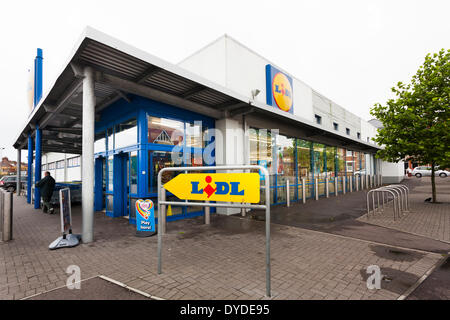 exterior of a Lidl Supermarket in the UK Stock Photo - Alamy