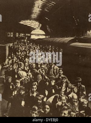 World War Two Evacuation of children Tyneside children being evacuated ...