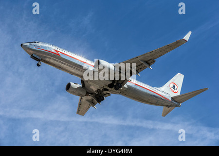 American Airlines Boeing 737 with retro livery lands at Chicago O'Hare ...