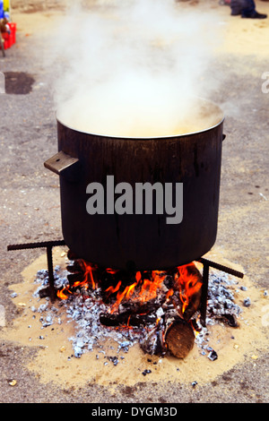 A boiling cooking pot over an open fire, Plimouth Plantation Stock ...