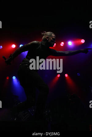 (140419) -- Frankfurt, April 19, 2014 (Xinhua) -- The fontman of German ...