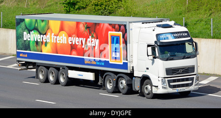 Aldi HGV truck distribution lorry aldo logo on side Stock Photo - Alamy