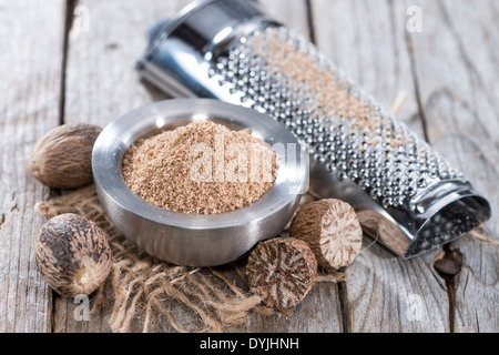Small bowl with fresh grated Nutmeg Powder Stock Photo - Alamy