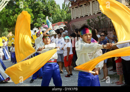 Santo Tomas, Pampanga, Philippines. 20th Apr, 2014. Street performers ...