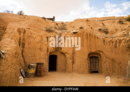 Mud huts of Berber communities in Tunisia Stock Photo - Alamy