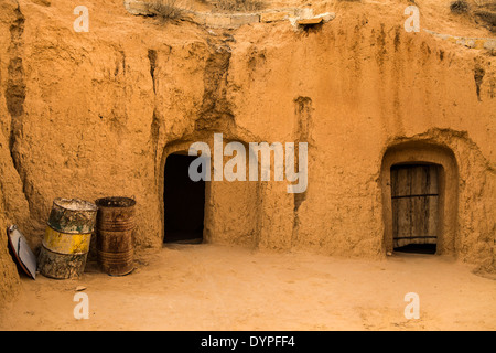 Mud huts of Berber communities in Tunisia Stock Photo - Alamy