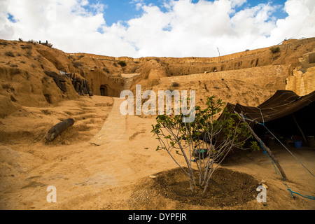 Mud huts of Berber communities in Tunisia Stock Photo - Alamy