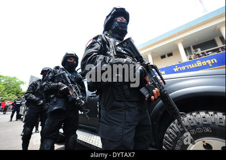 (140425) -- BANGKOK, April 25, 2014 (Xinhua) -- Thai policemen from the ...