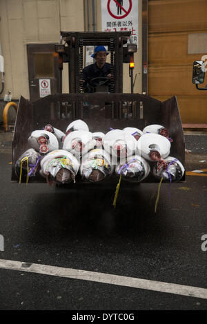 Workers transport tuna fish at Tsukiji market in Tokyo Stock Photo - Alamy