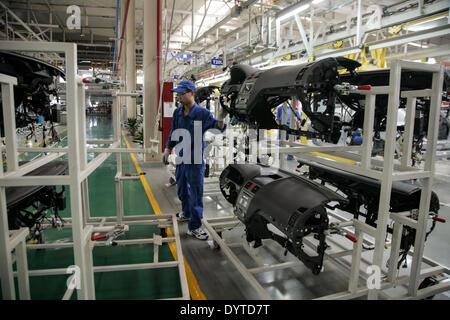 Workers at the Geely Automotive Holdings Ltd Stock Photo - Alamy