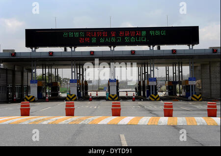 Border crossing Kaesong Stock Photo - Alamy