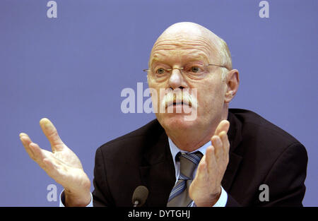 Federal minister of defence Peter Struck answers questions at a press ...