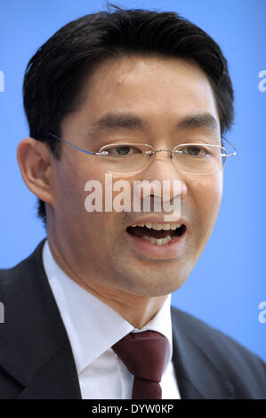 (L to R:) German Economy Minister Philipp Roesler, Volkswagen Group ...